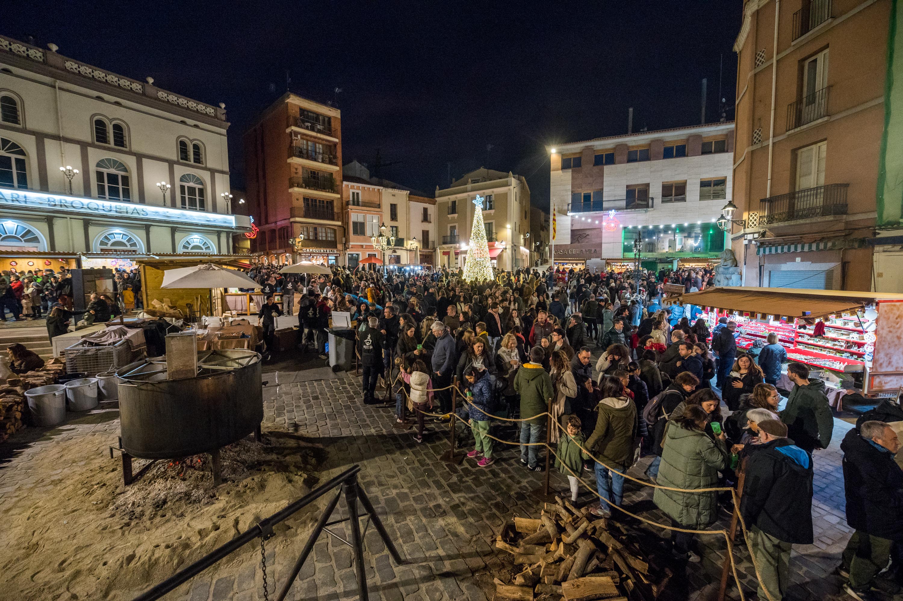 Al Mercat de Nadal de Caldes de Montbui es fa brou termal a l’olla més ...